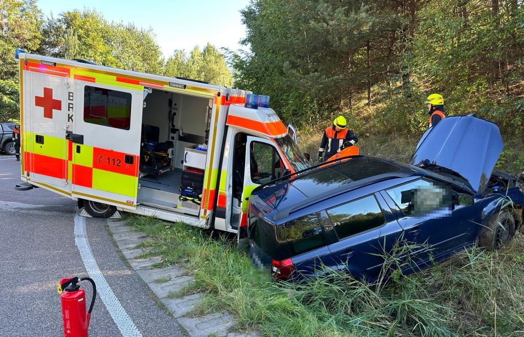 Mann übersieht Krankenwagen im Einsatz Drei Verletzte bei Unfall auf B