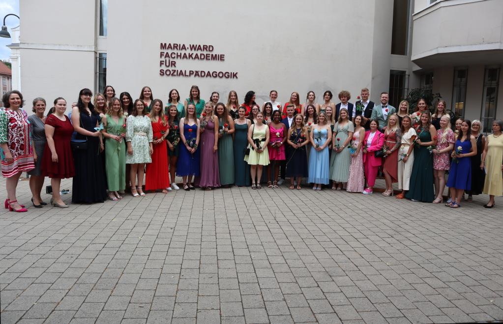 Maria-Ward-Fachakademie in Eichstätt verabschiedet 48 Absolventen