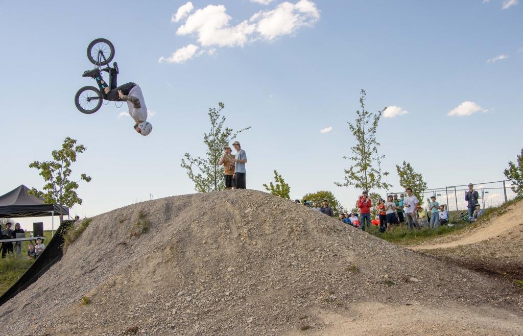 Mal freihändig, mal kopfüber: Biker zeigen beim Ilm-Jam im Dirtpark ...