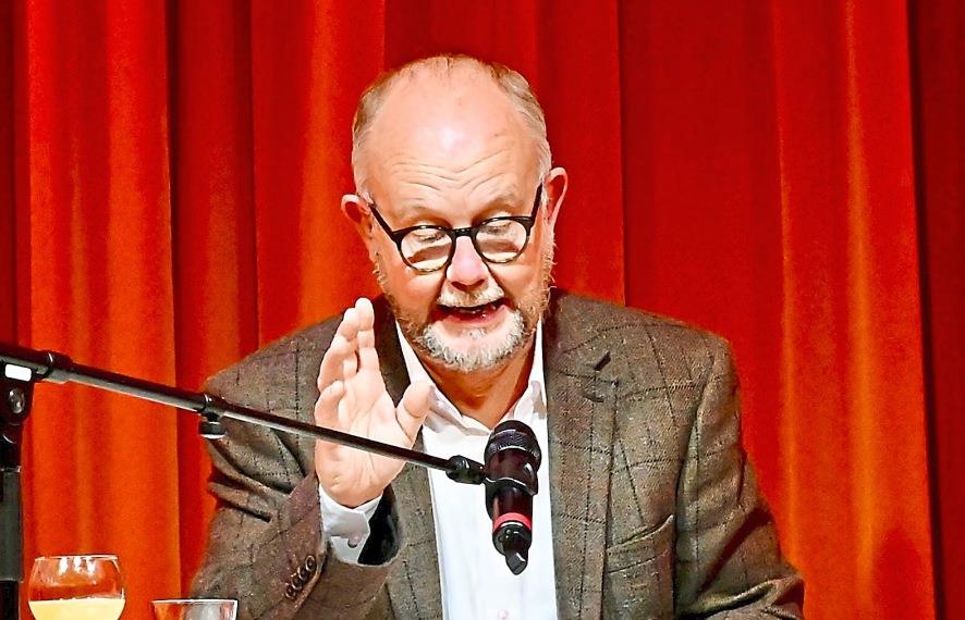 Ralf Kramp begeistert Publikum des mit irrwitzigen Krimis