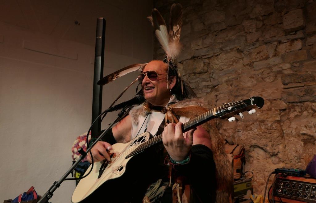 Bayerischer Bluessänger Willy Michl begeistert als Isarindianer in ...