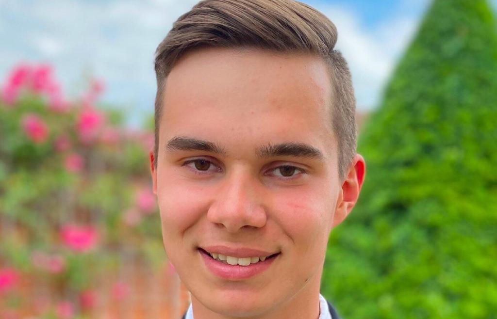 Johannes Brems schließt Ausbildung zum Techniker für Landbau ab