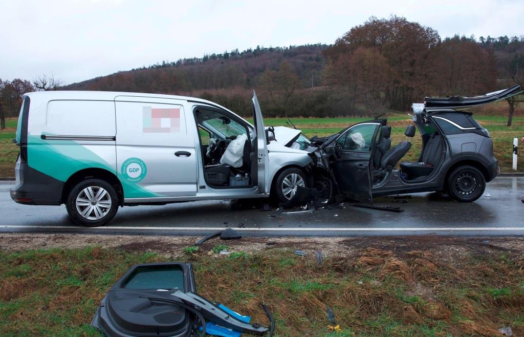Zwei Schwerverletzte bei Unfall auf der B299 bei Berching: Bundesstraße ...