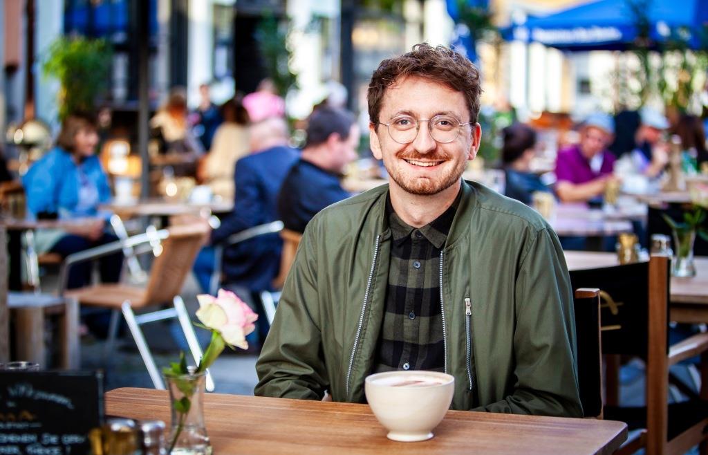 Im Diagonal steigt die siebte Ausgabe mit Schauspieler Simon Pearce