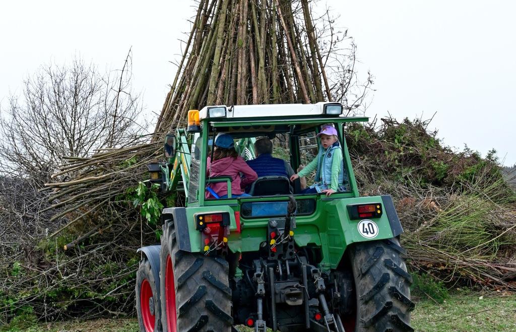 Jaudusfeuer in Steingriff zog zahlreiche Menschen an
