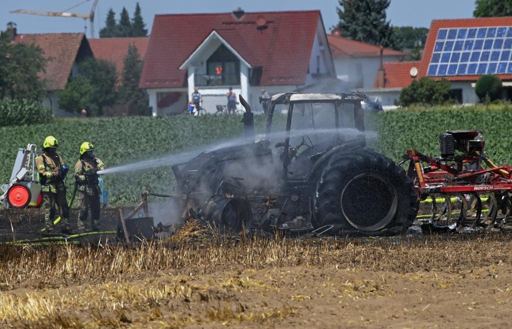 Flächenbrand bei Winkelhausen: Traktor brennt aus, Fahrer schwer verletzt