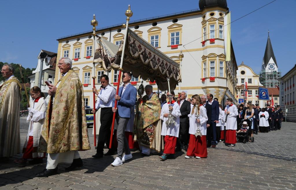 Bischof Gregor Maria Hanke feiert mit vielen Gläubigen in Eichstätt ...
