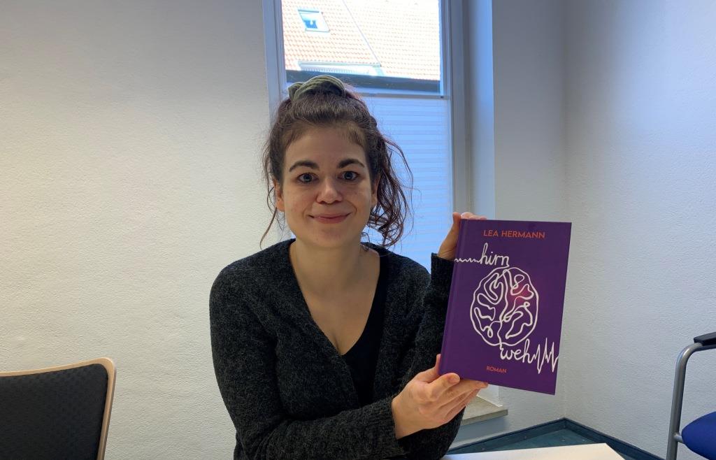 Gehirnentzündung mit 23 Jahren: Journalistin aus Neuburg schreibt über ...