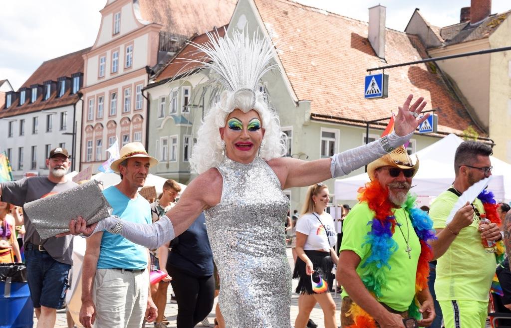 Erster Pfaffenhofener Christopher Street Day wird zum fröhlichen Fest ...