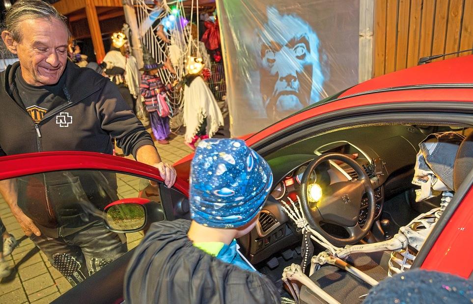 Kleine Geister, Hexen und Monster spuken an Halloween durch die Wohngebiete