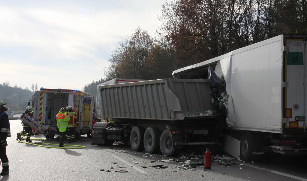 Lkw-Fahrer (53) schwer verletzt: Unfall mit mehreren Lkw auf A9 bei Denkendorf