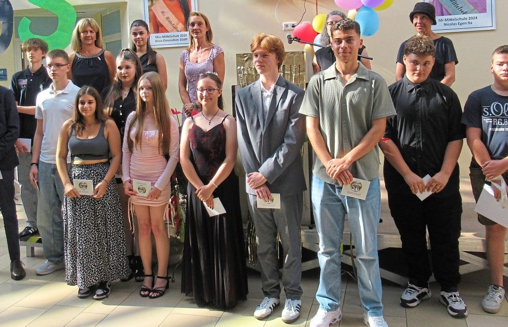 Festlicher Abschied: Mittelschule Neuburg feiert 150 Absolventinnen und ...