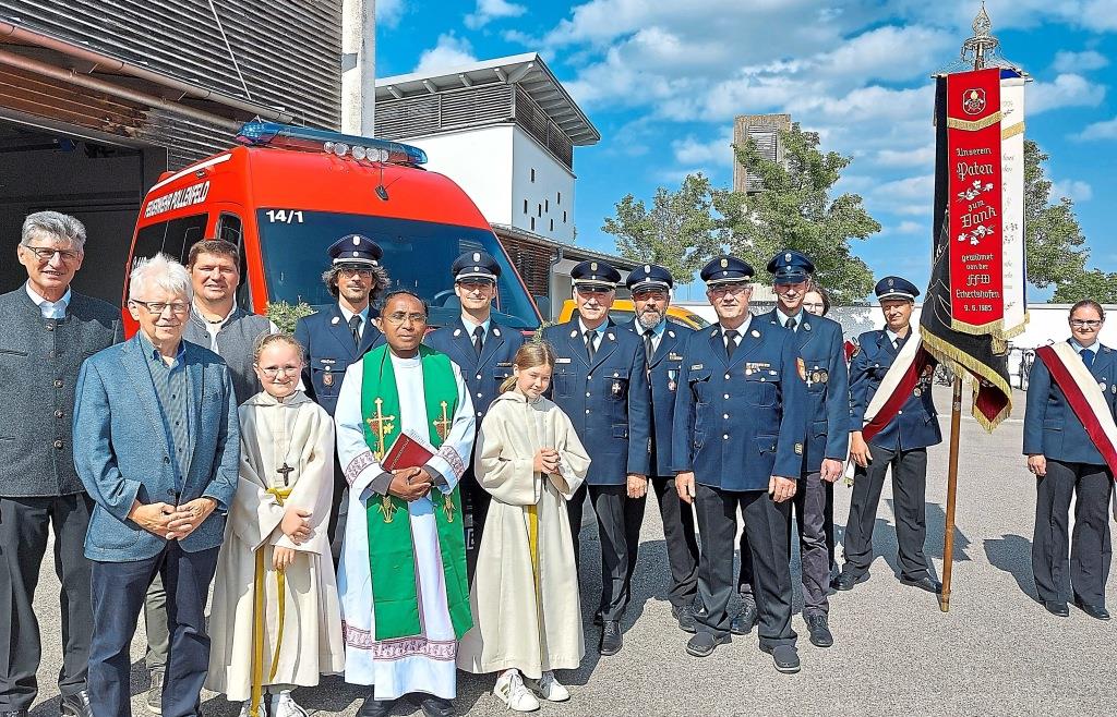 Feuerwehr Pollenfeld weiht neuen Mannschaftstransportwagen ein