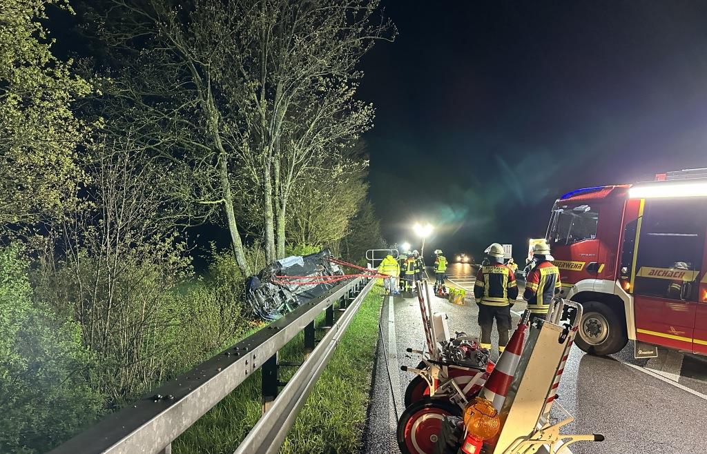 Auto prallt gegen Baum - Fahrer (52) stirbt noch an Unfallstelle