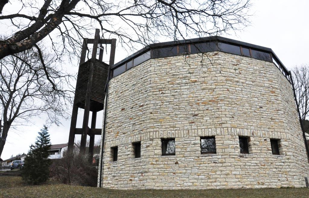 Turm der Gredinger Apostelkirche hat’s im Stahlkreuz