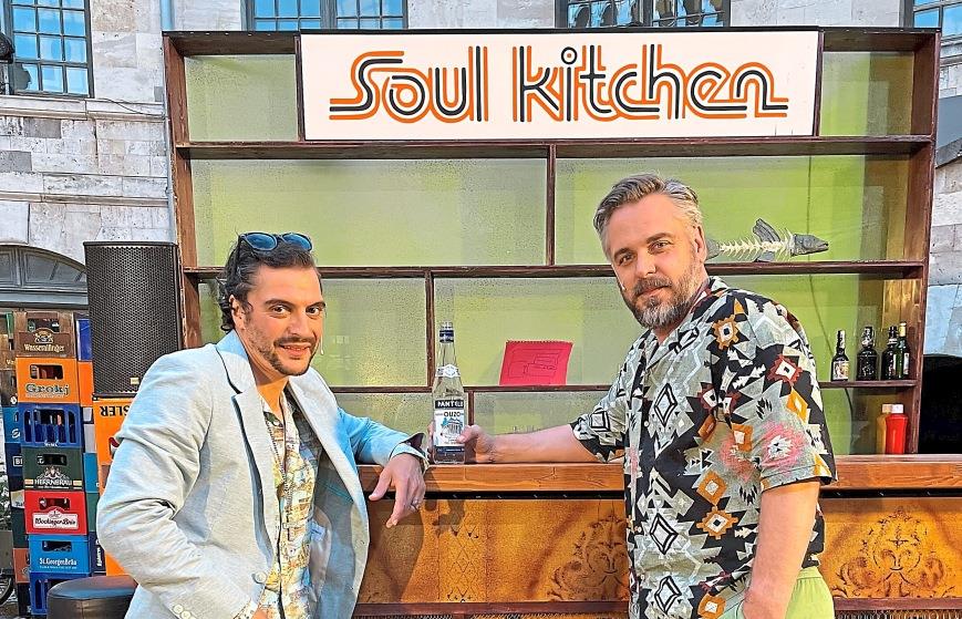 Tobias Hofmann bringt Fatih Akins Filmkomödie „Soul Kitchen“ auf die Freilichtbühne