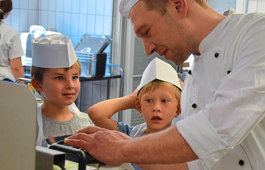 Kinder kochen ihr eigenes Mittagessen