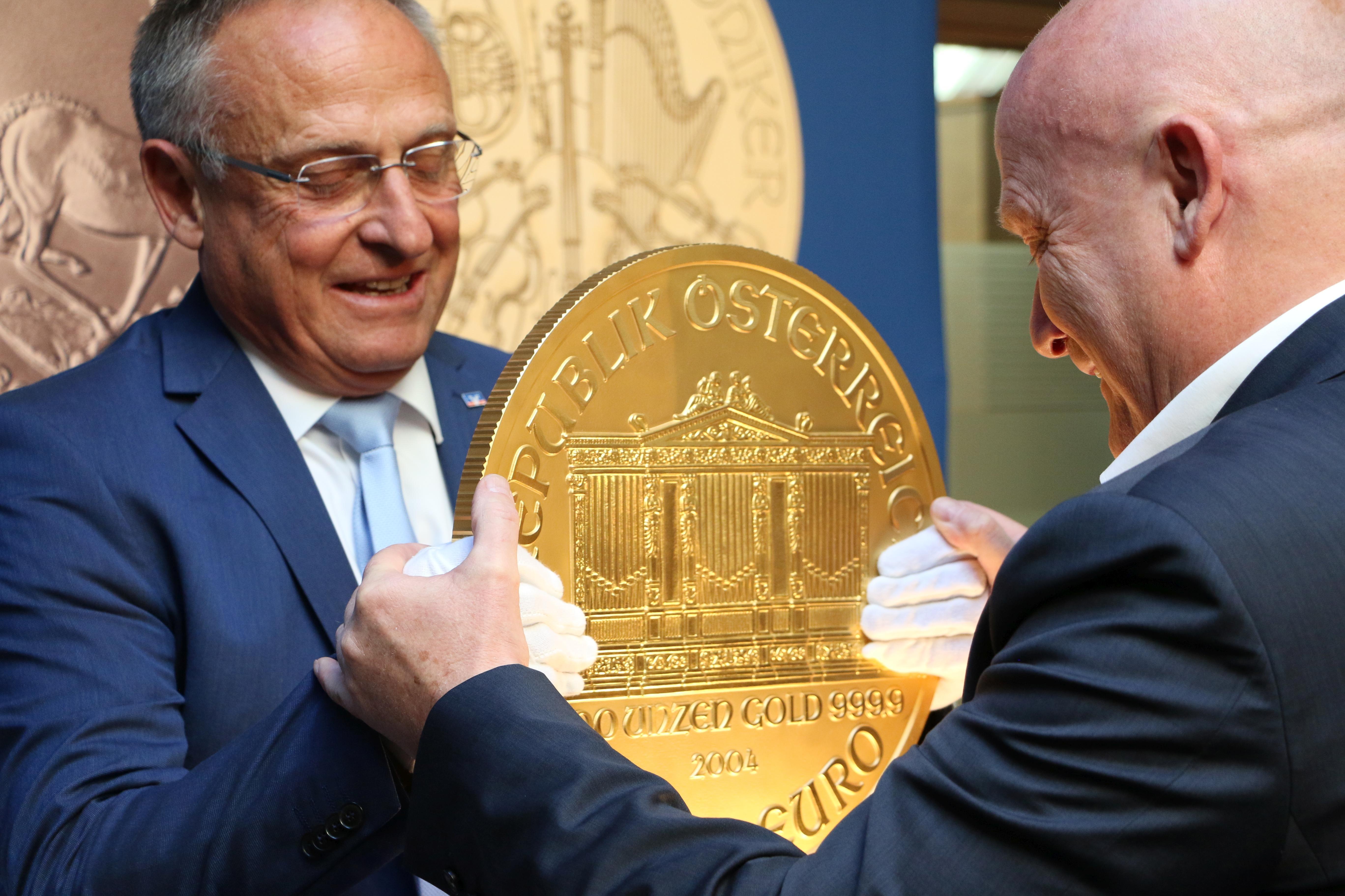 Größte Goldmünze Europas "Big Phil" in Mering und Friedberg zu Besuch