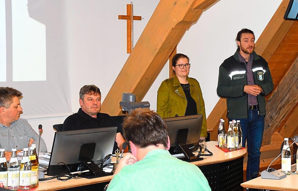 Revierförsterin Julia Jung und Thomas Mathes vom AELF stellen sich im ...