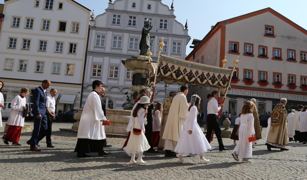 Bischof Gregor Maria Hanke feiert mit vielen Gläubigen in Eichstätt Fronleichnam