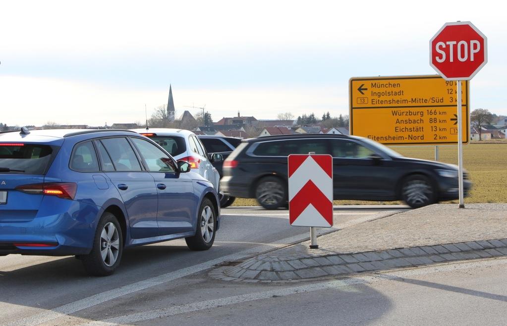 Kontroverse um Ampel auf B13 bei Eitensheim: Unfallkommission sieht ...