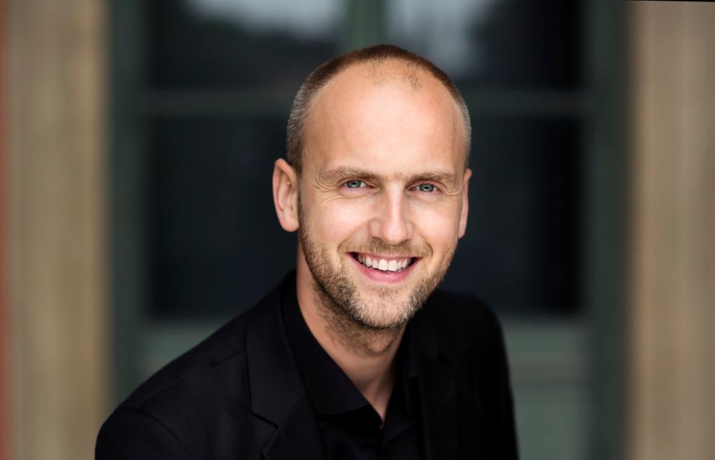 BR-Chorleiter Peter Dijkstra dirigiert in der Franziskanerkirche