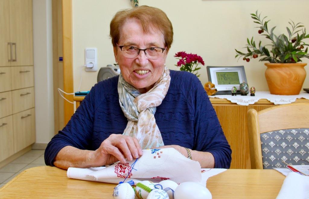 Stich für Stich zum Kunstwerk: Angela Hammer bestickt Eier mit Ostermotiven