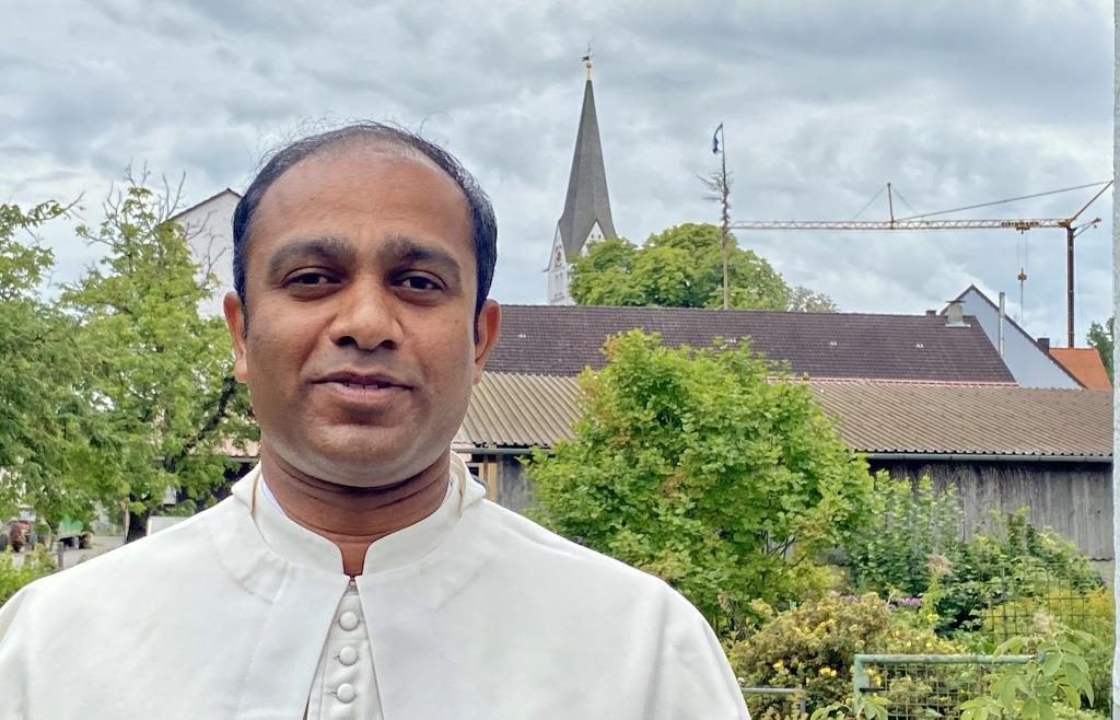 Aus Südindien ins tiefste Bayern: Pater Arul Raj verkündet hier Gottes Wort