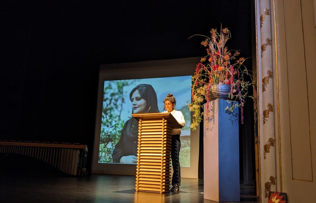 Standing Ovations für Shida Bazyar in Neuburg