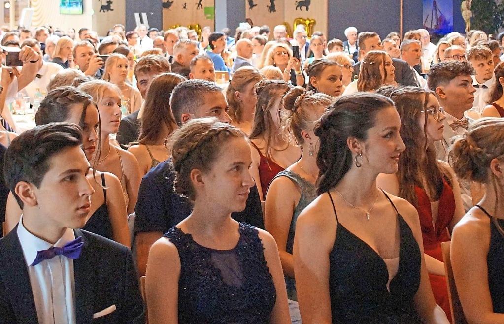 Jahrgang 2023 feiert bestandenes Abitur