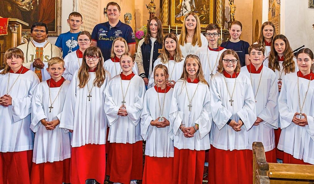 Pfarrei Hohenried verabschiedet Ministranten und begrüßt neue im Amt in der Kirche St. Magareta