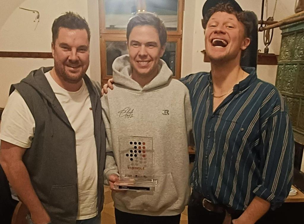 „Wackelkontakt“ bleibt Nummer Eins der Charts: Matthias Riegler aus ...