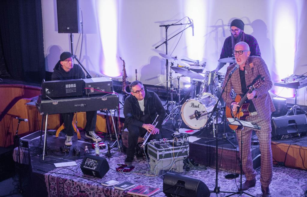 Emotionales, intensives und schonungsloses Konzert des AI Free ...