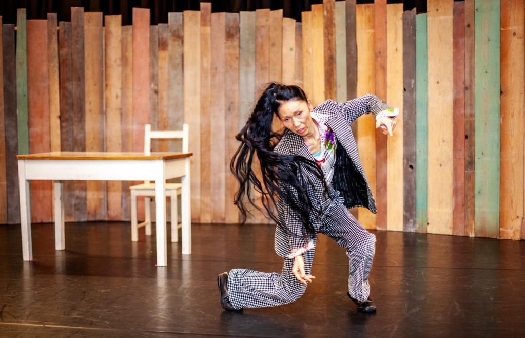 „Unebenheiten“: Choreographin Minako Seki kommt für eine Performance und einen Workshop