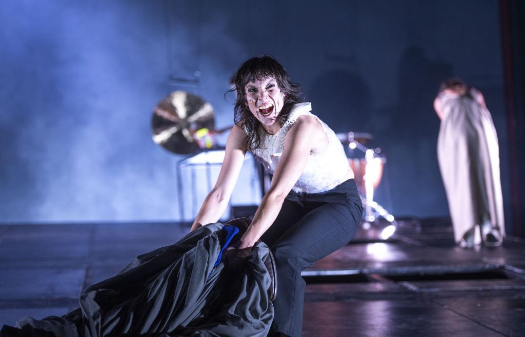 Christoph Mehler inszeniert am Stadttheater Ingolstadt „Hamlet“ mit ...
