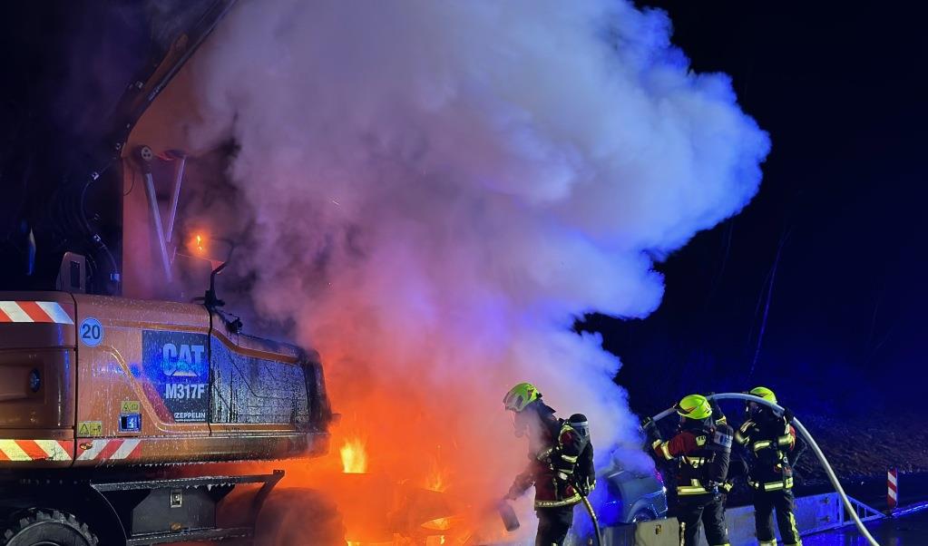 Nach Unfall auf A93 bei Bad Abbach: Auto und Bagger gehen in Flammen auf
