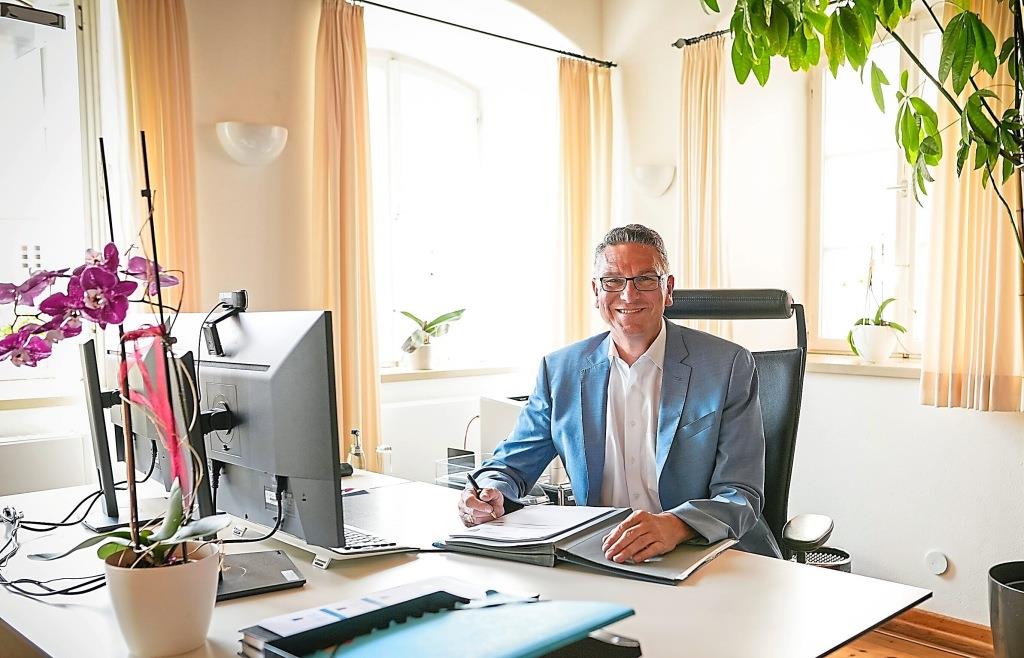 Neuer Gredinger Bürgermeister Josef Dintner hat seinen ersten Arbeitstag