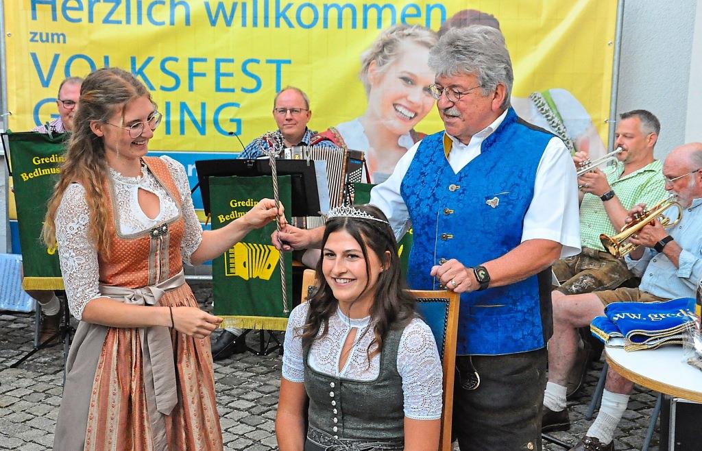 Neue Königin übernimmt: Eva Nuber bei Bierprobe für Gredinger Volksfest ...