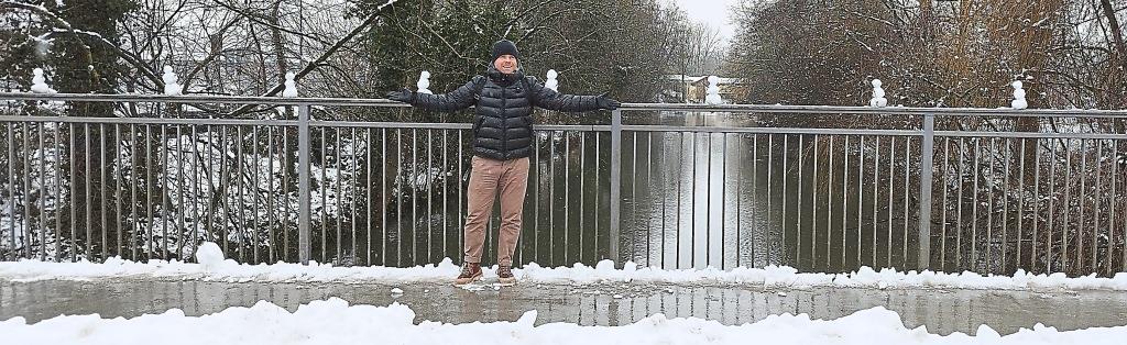 Wie auf der Hamburger Alsterbrücke: Aichacher baut reihenweise Schneemänner