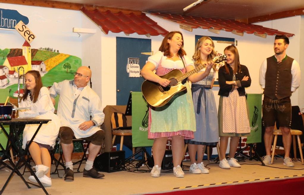 Große Gaudi beim Zandter Starkbierfest mit heimischen Theaterleuten ...