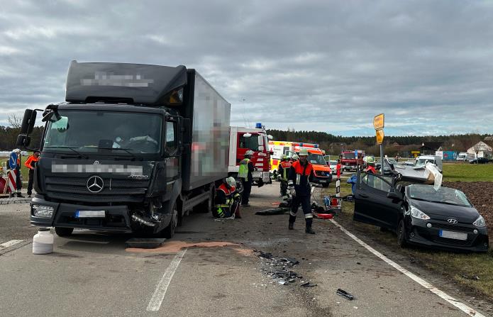 Autofahrerin (24) bei Unfall nahe Büchenbach schwer verletzt