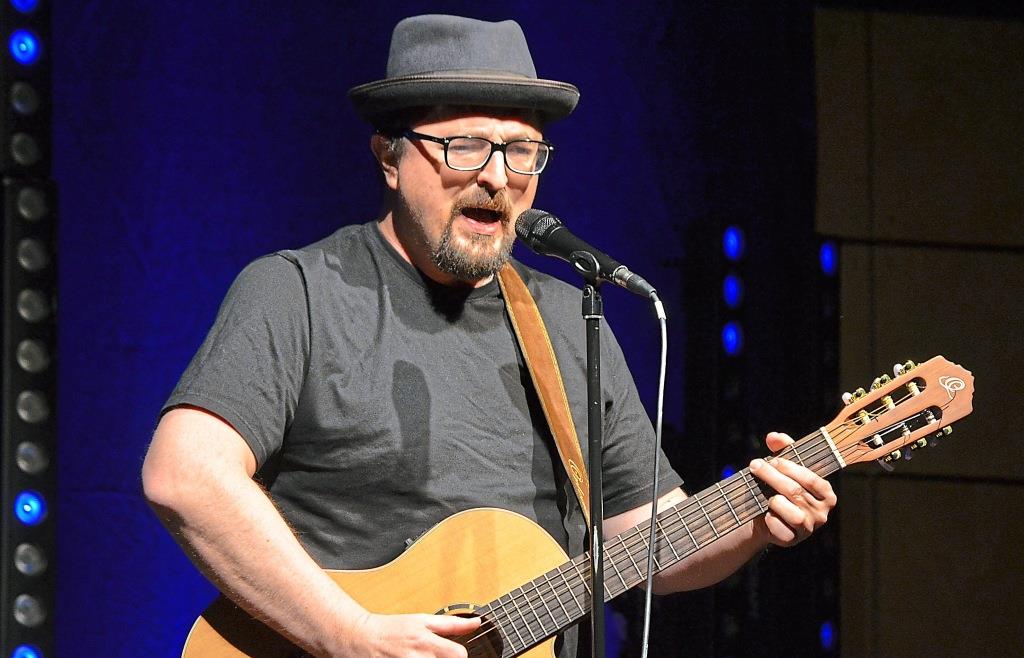 Helmut A. Binser kommt bei seinem Auftritt in der Dietfurter Sieben ...