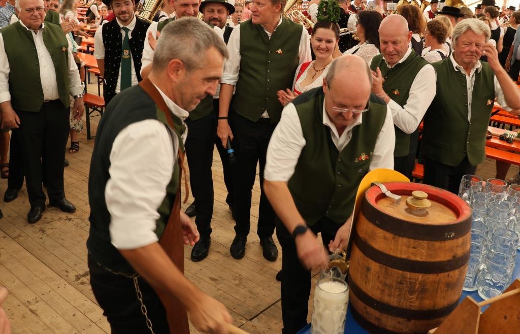 Eichstätter Wiesn: Landrat Anetsberger zapft erstes Fass an