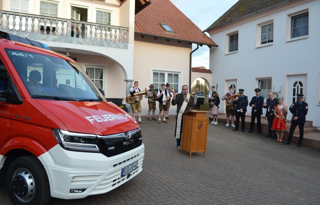 Segen für das neue Feuerwehrauto