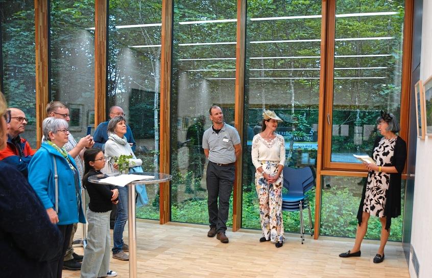 Shoshanna Ahart eröffnet Ausstellung im Walderlebniszentrum Schernfeld ... Shoshanna Ahart eröffnet Ausstellung im Walderlebniszentrum Schernfeld ...
