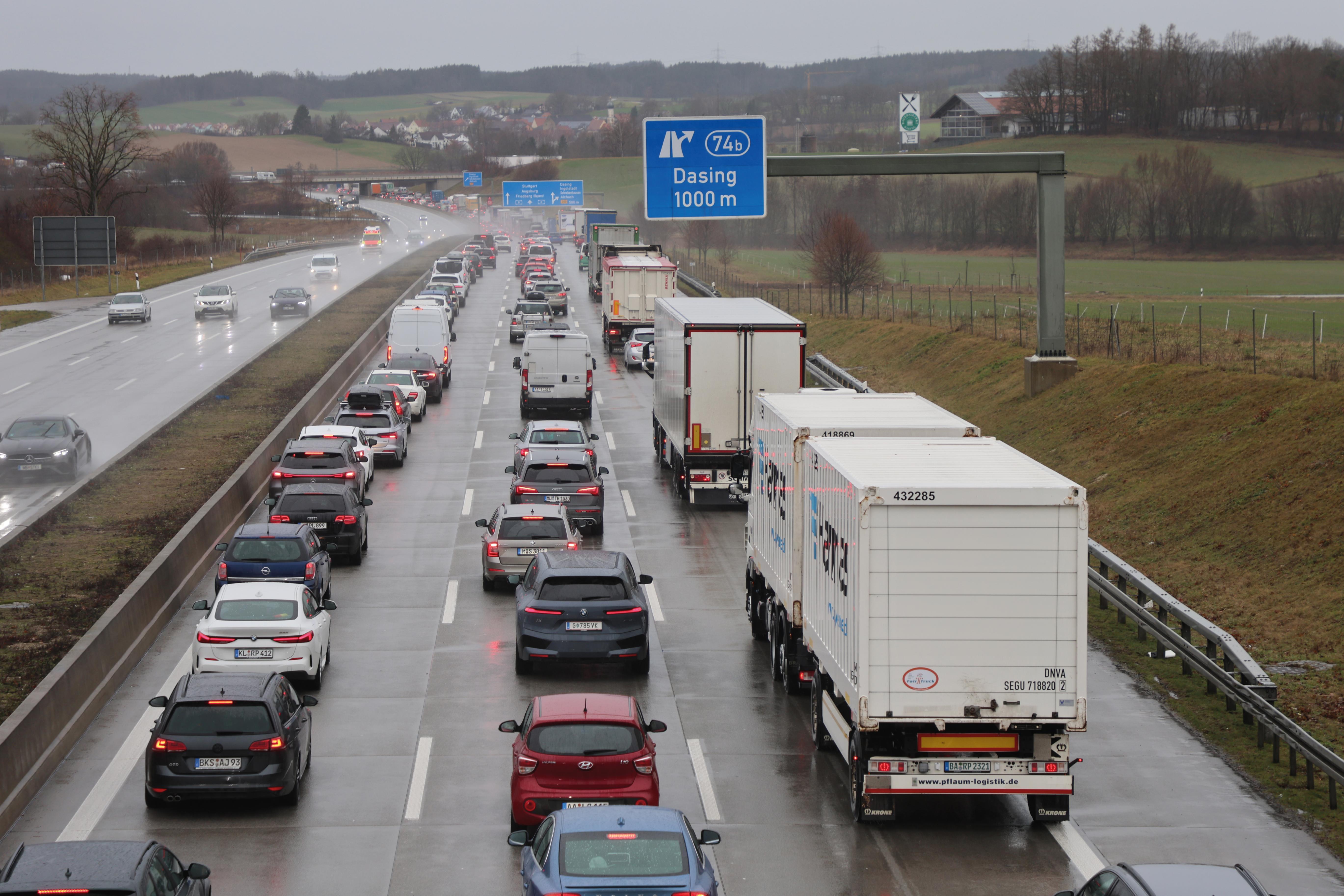 Umgekippter Lkw sorgt für Sperrung der A8