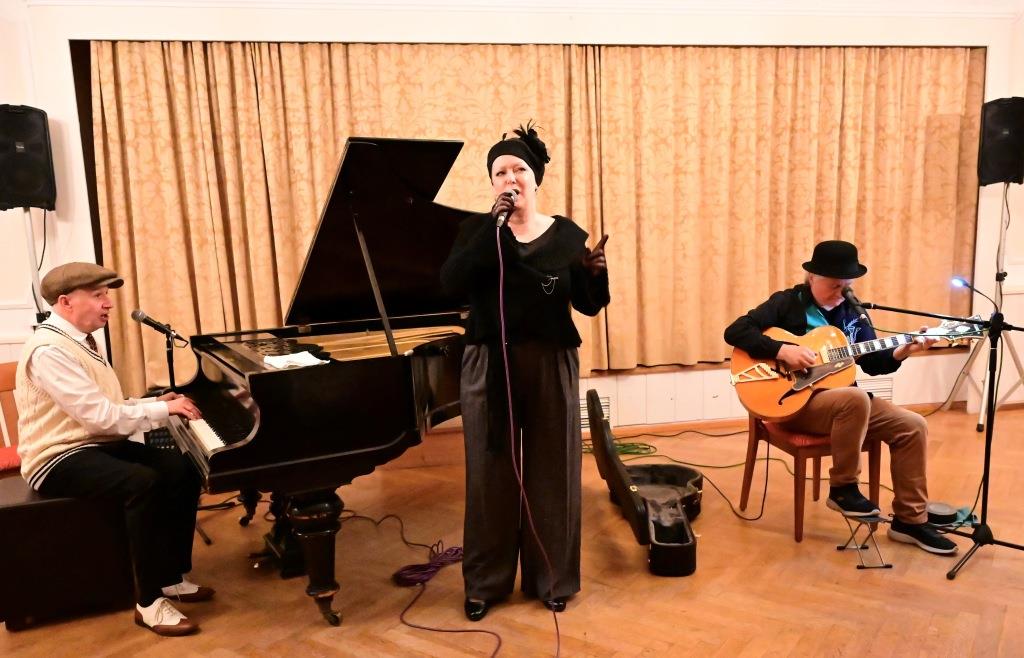 Der Pianist und Sänger Christian Christl tourt mit wechselnden ...
