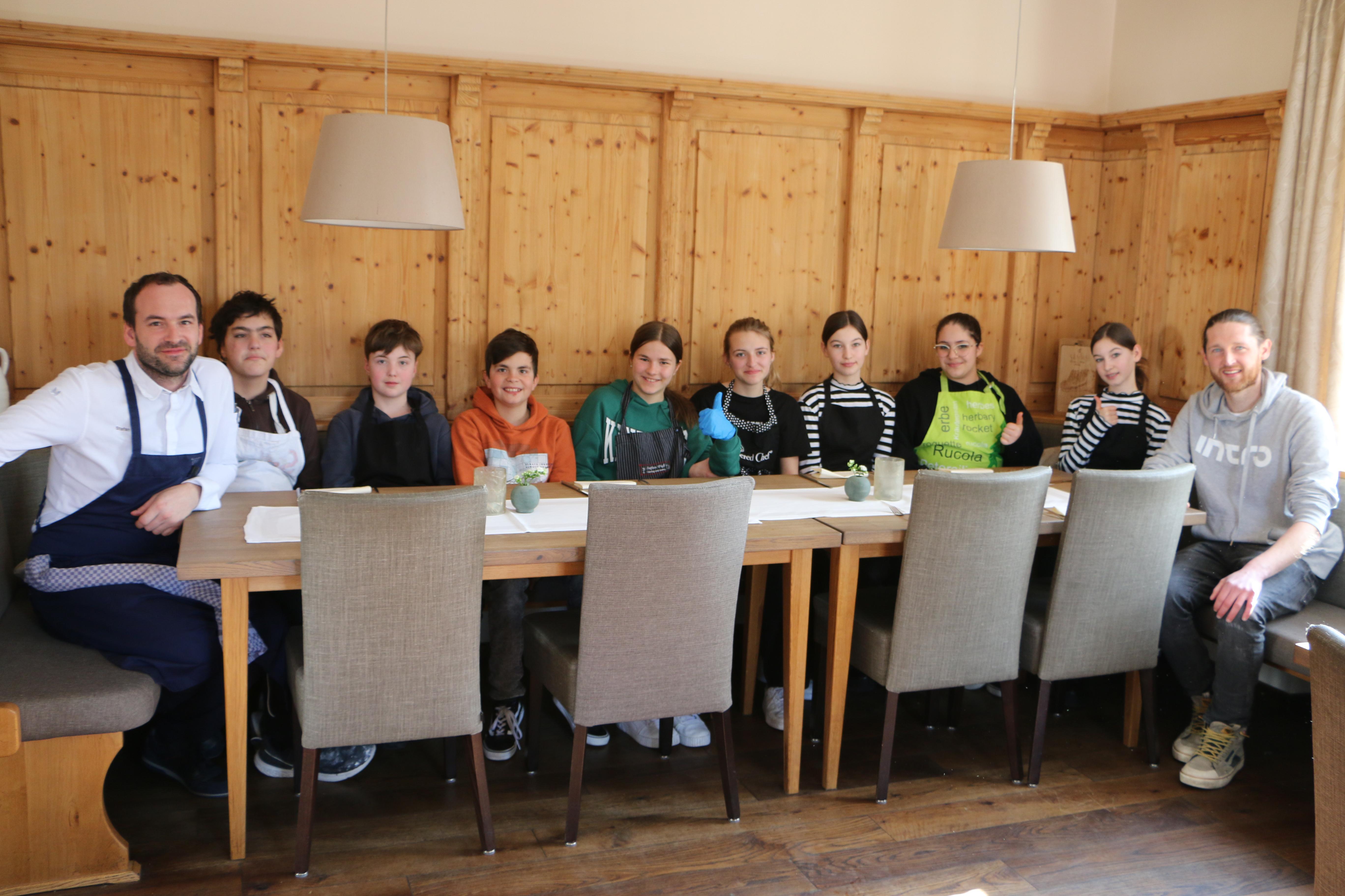 Schüler stehen in der Küche