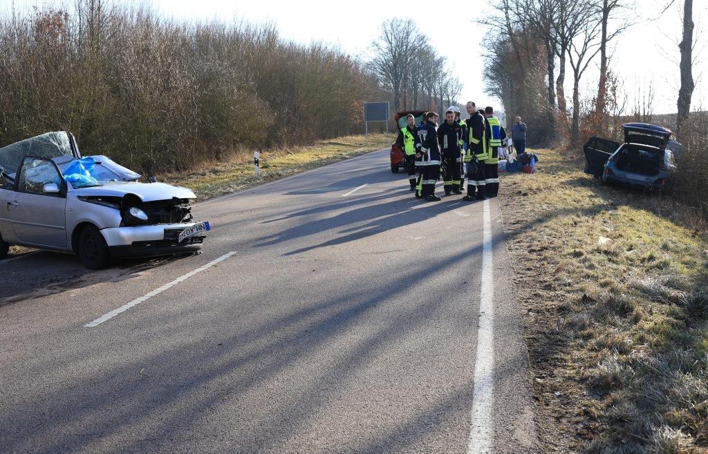 Familie mit zwei kleinen Kindern wurde bei Berngau in einen schweren Unfall verwickelt