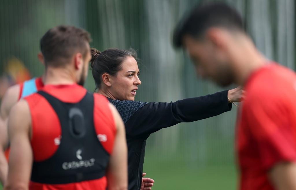 DK-Leserumfrage: Soll Sabrina Wittmann Trainerin der FCI-Profis bleiben?